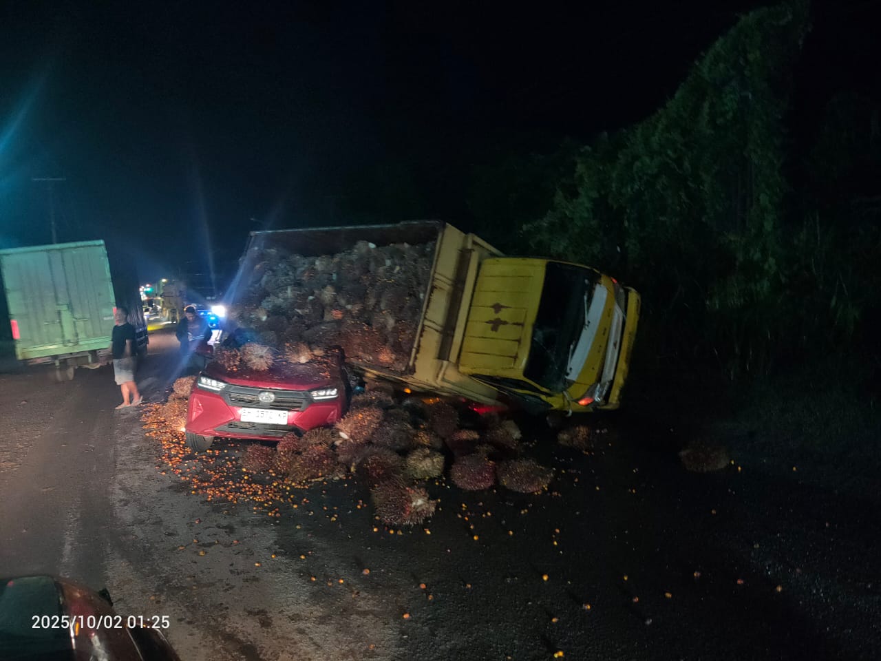 Truk Muatan Sawit Terguling, Timpa Mobil Ayla di Jalintim Babat Supat