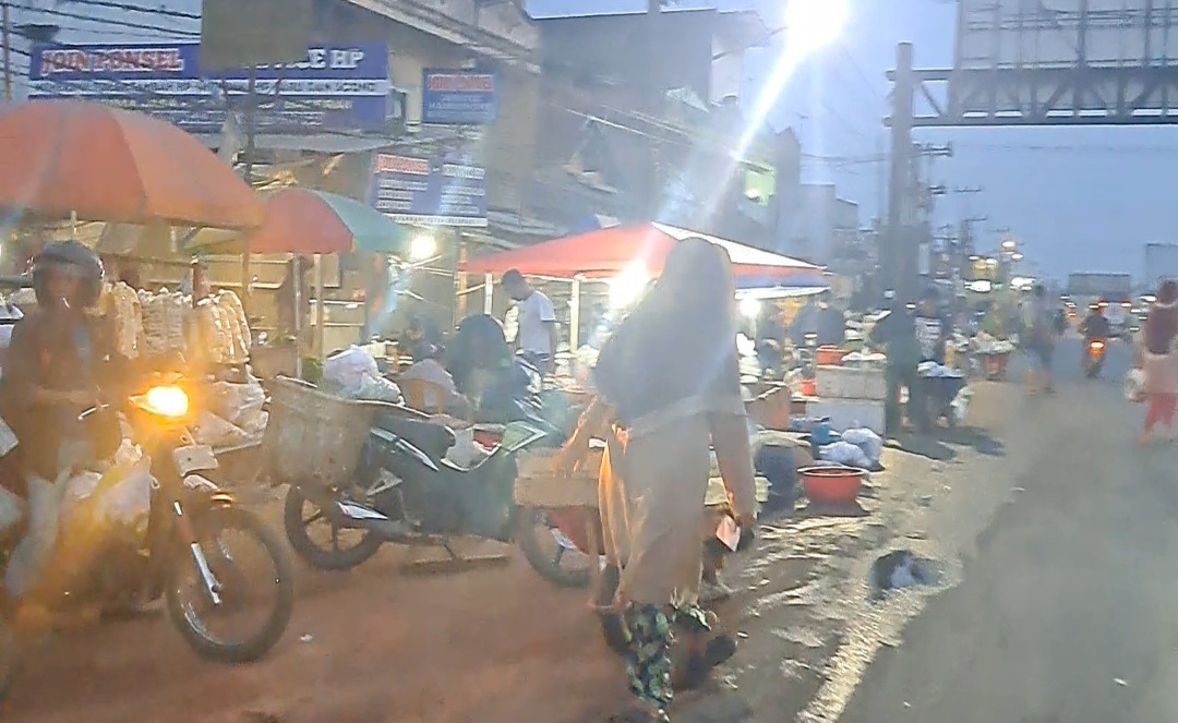 Lapak Pedagang Pagi Sungai Lilin di Bahu Jalintim Palembang–Jambi Kian ...