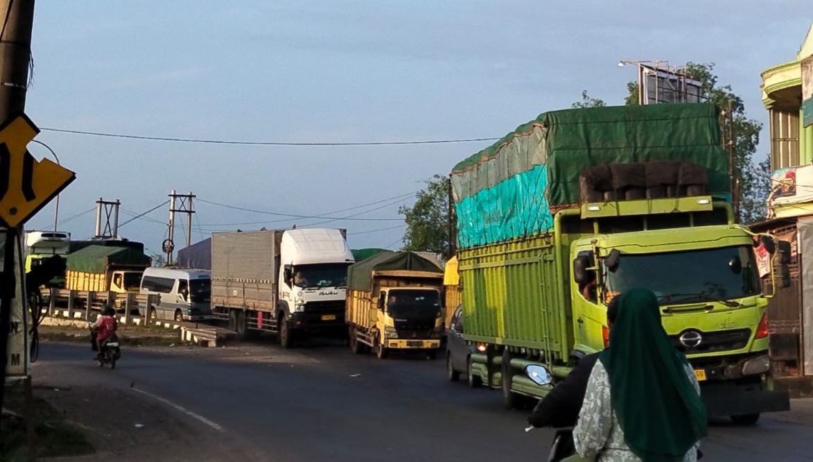 Pasar Tumpah Picu Macet Pagi di Sungai Lilin, Jalintim Palembang–Jambi ...